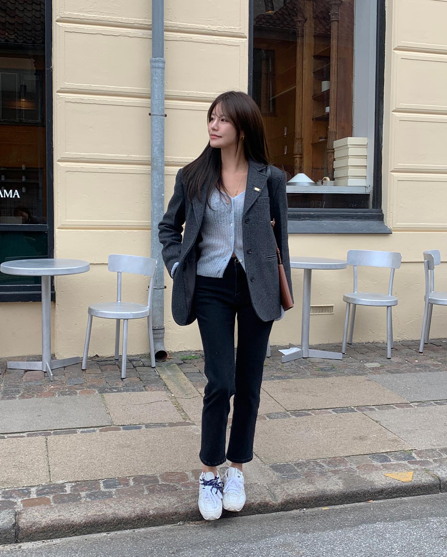 Qua 40 tuổi, phụ nữ chọn quần jeans đúng cách với 4 kiểu này: Vừa đẹp ...