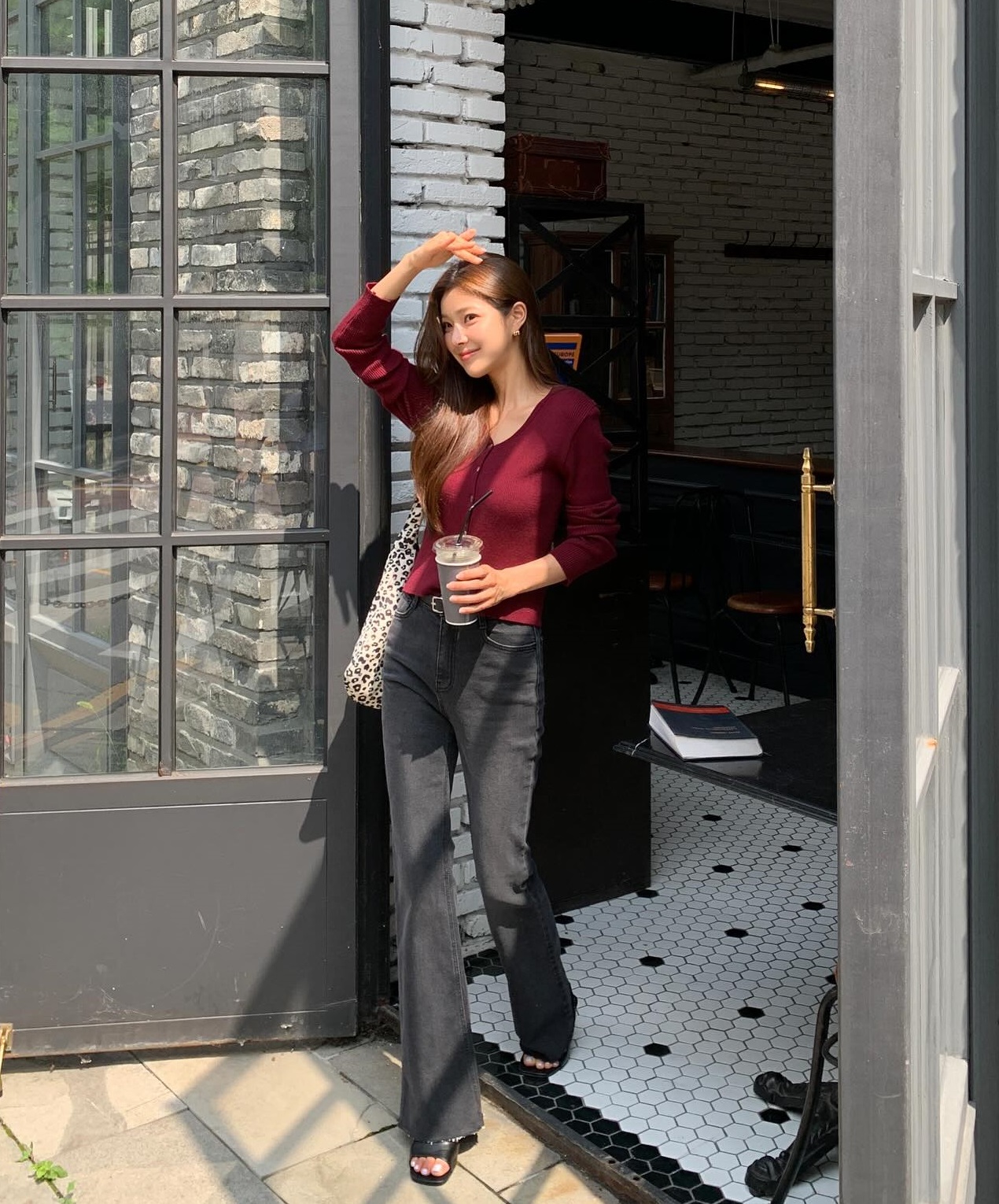 Qua 40 tuổi, phụ nữ chọn quần jeans đúng cách với 4 kiểu này: Vừa đẹp ...